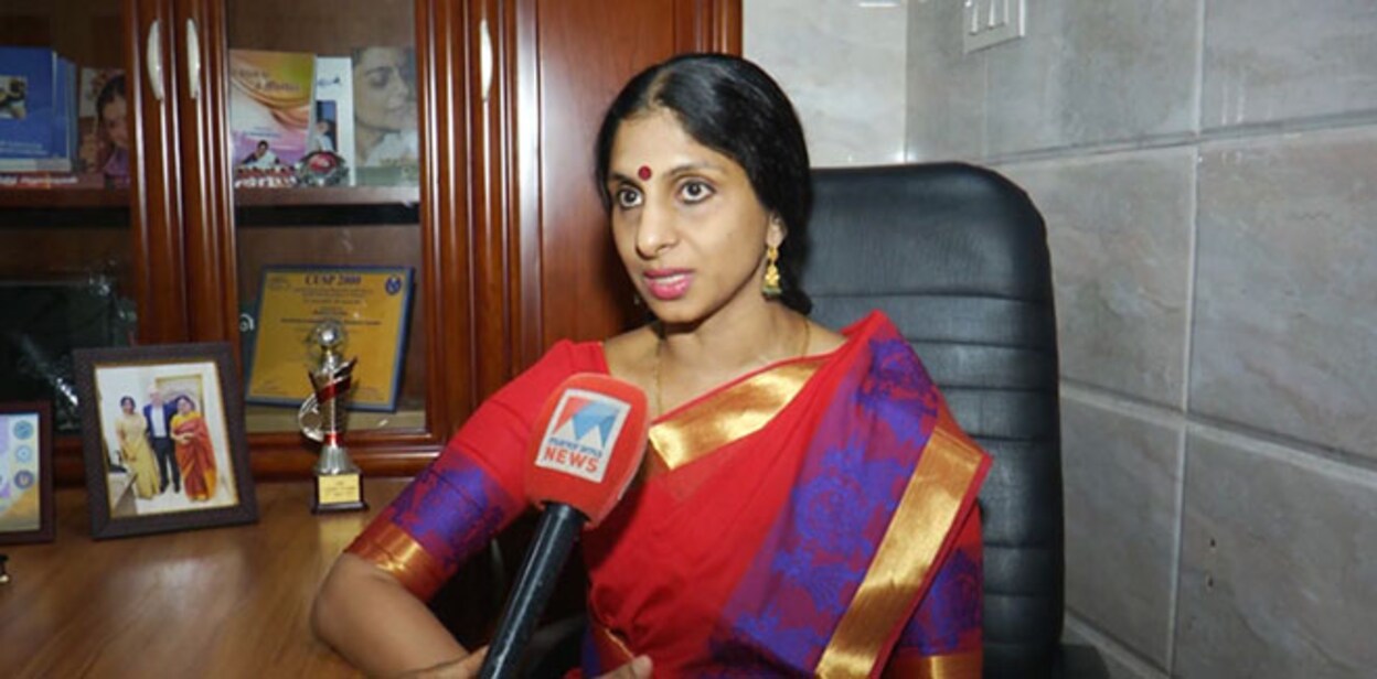 ഗര്‍ഭപാത്രവും ഇടത് അണ്ഠാശയവും നീക്കം ചെയ്ത കാൻസർ രോഗി അമ്മയായി; അപൂ ...