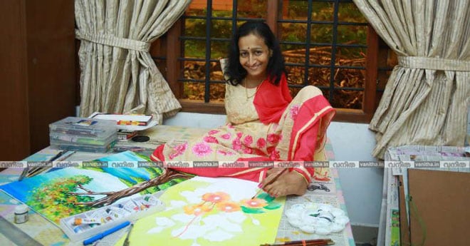 കാലുകൾ കൊണ്ട് പക്രുവിനെ വരച്ച് സ്വപ്ന! വൈകല്യങ്ങളെ ‘വരച്ച വരയിൽ’ നി ...