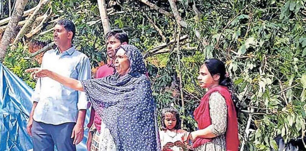 15 കൊല്ലത്തെ പ്രവാസത്തിന്റെ ബാക്കി... മണ്ണിൽ നിലംപൊത്തിയ വീട് കാണാ ...