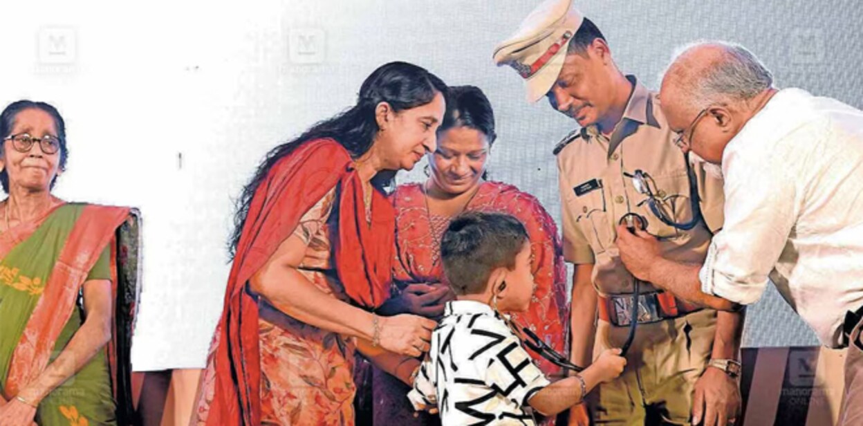 ‘ആ മിടിപ്പ് മോന്റെ അച്ഛനാ...’: അഡ്‍വിക് തൊട്ടറിഞ്ഞു, കുമാരന്റെ നെഞ്ചിലെ ...