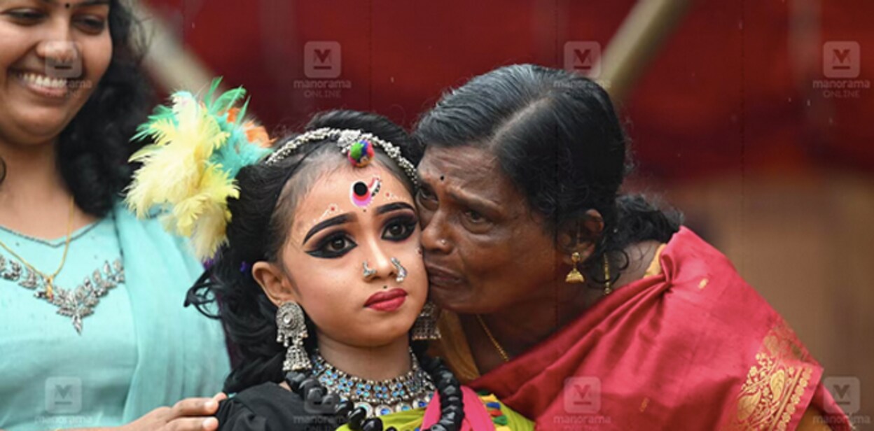 ഈ സന്തോഷം കാണാൻ അമ്മയില്ലല്ലോ പൊന്നേ... ചുവടുകൾക്ക് താരാട്ട് കൂട്ട് ...