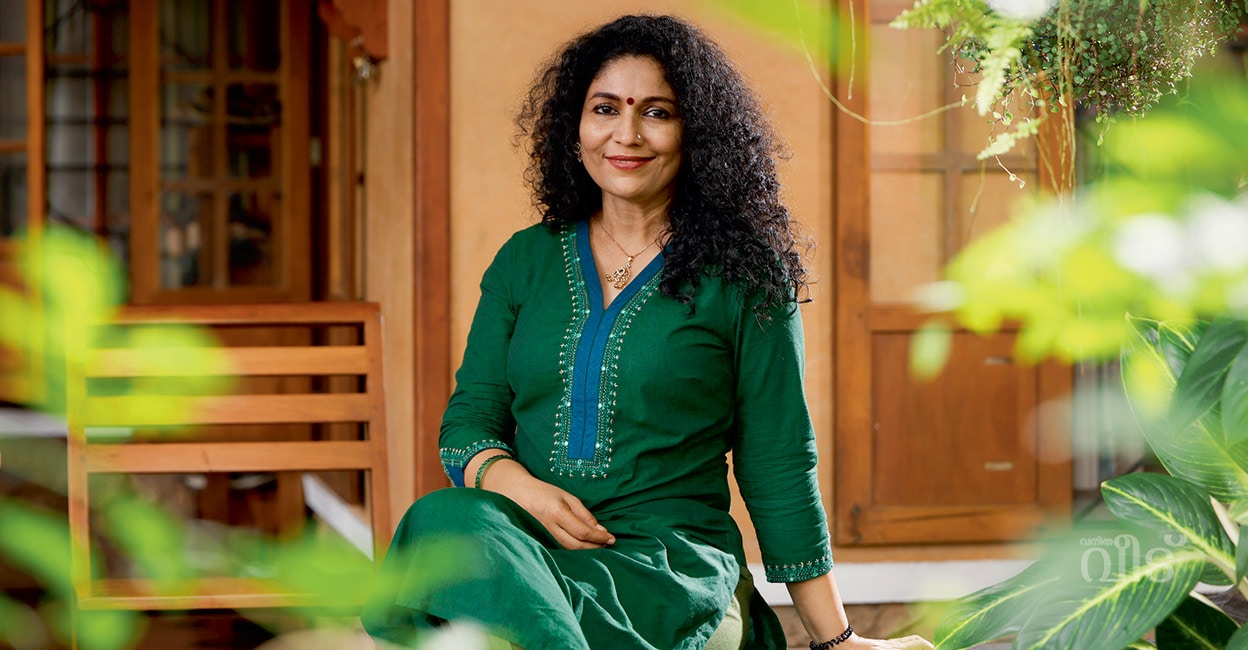 വിക്ടോറിയ കോളജിലെ ടീച്ചേഴ്സ് ക്വാർട്ടേഴ്സിലായിരുന്നു ഞാനും അമ്മയും ...