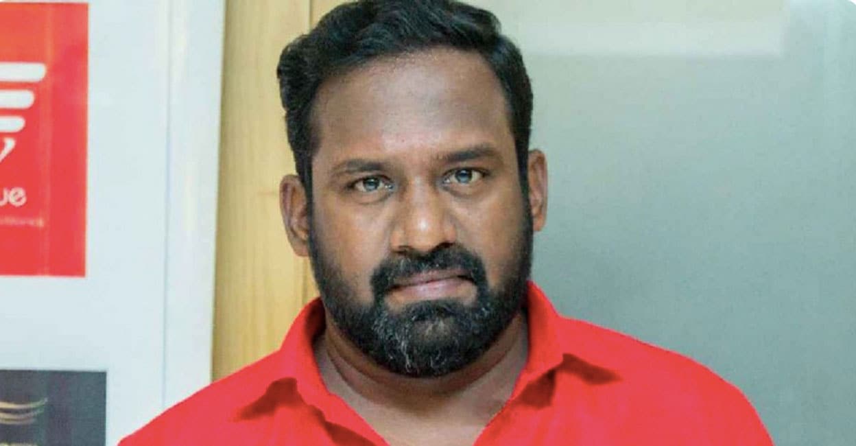 പൊട്ടിക്കരഞ്ഞു, നെഞ്ചിലേക്ക് വീണു