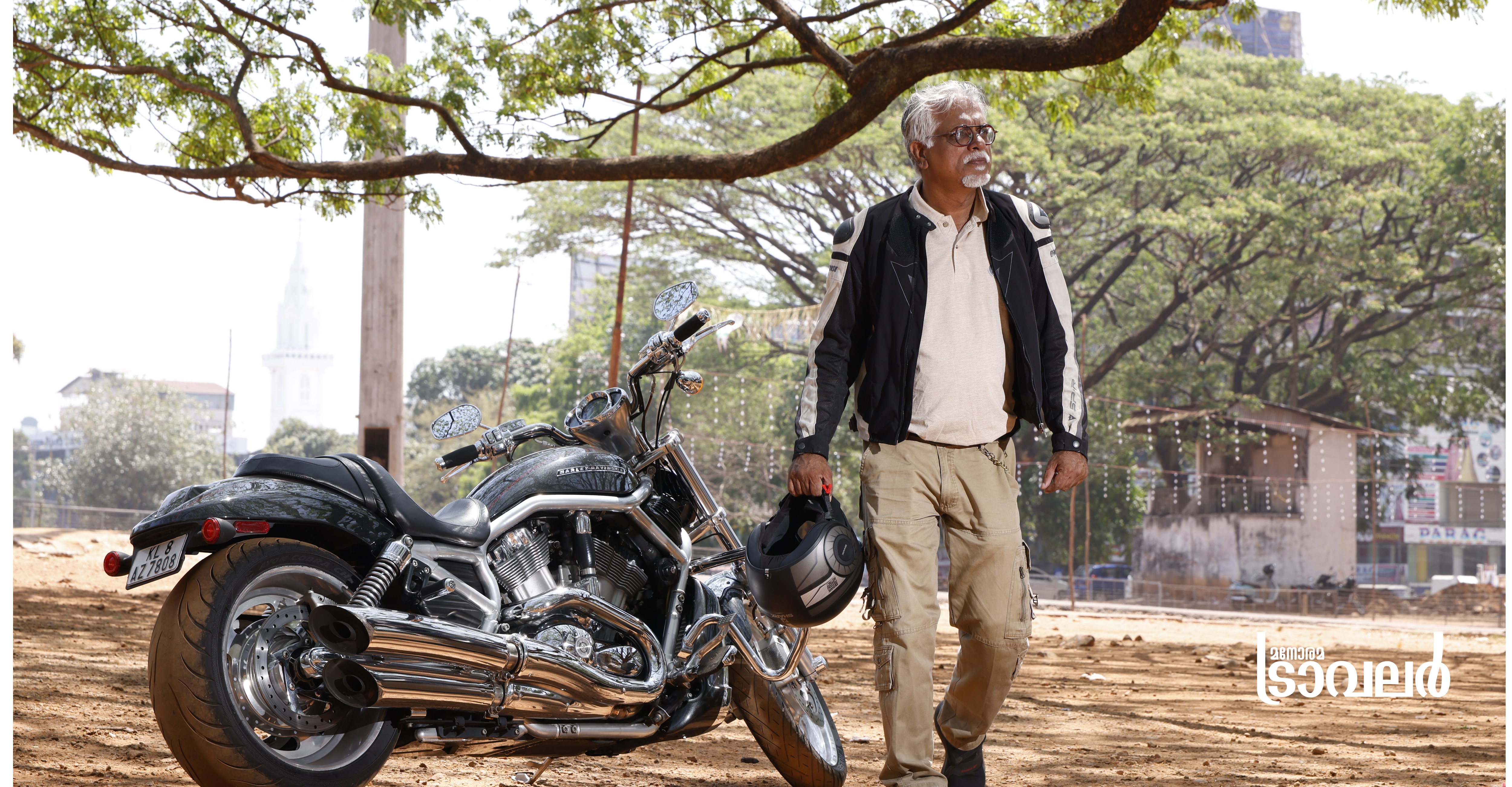 വൻകരകൾ താണ്ടി ഭൂമധ്യരേഖയും കടന്ന് സഞ്ചാരം തുടരുന്ന അറുപത്തി രണ്ട്കാരൻ