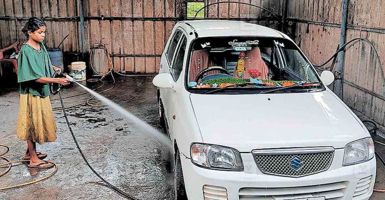 കൂടപ്പിറപ്പുകളെ പോറ്റാൻ പ്രിയ വണ്ടി കഴുകുന്നു