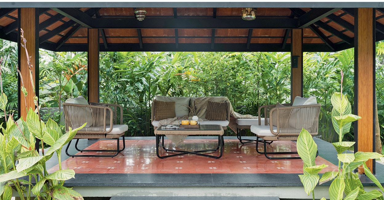 കാടുകയറിയ മുറ്റത്ത് ഗസീബോ വന്നു, പഴച്ചെടികൾ പൂത്തു; കൂട്ടുകൂടാനും ...