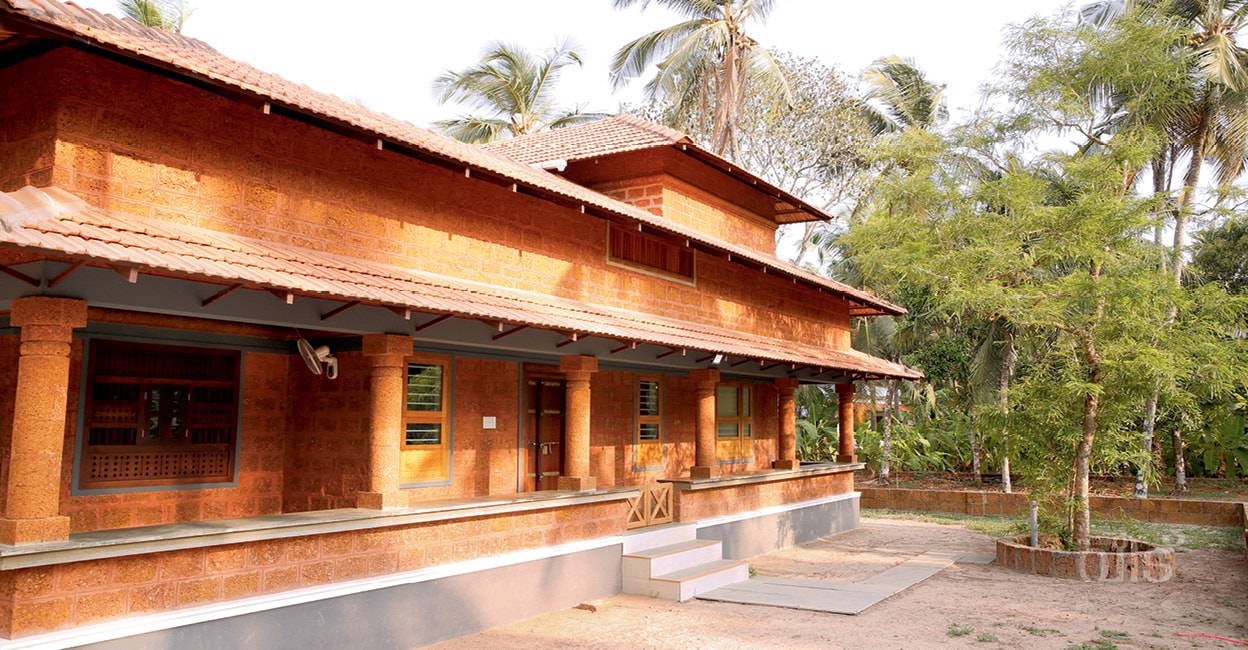 മേൽക്കൂരയിൽ ഓട് ഇടുന്നത് ചെലവ് കൂട്ടും എന്നായിരുന്നു വിചാരം; എന്നാ ...